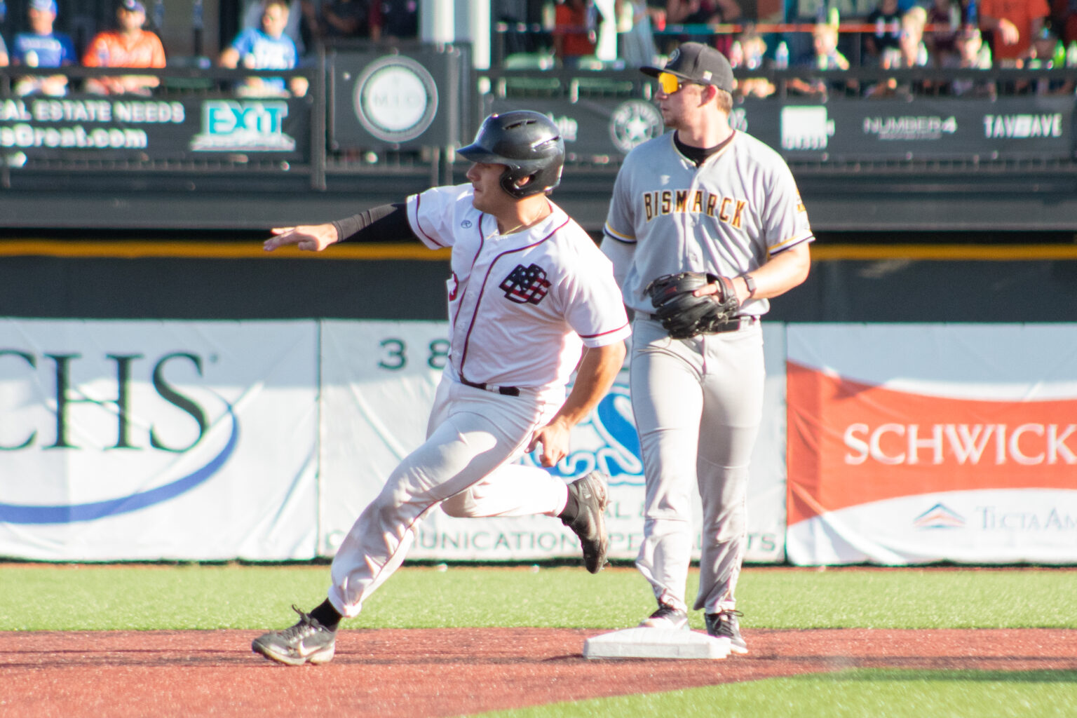 MoonDogs Fall Sunday Night to Larks at ISG Field - Mankato MoonDogs